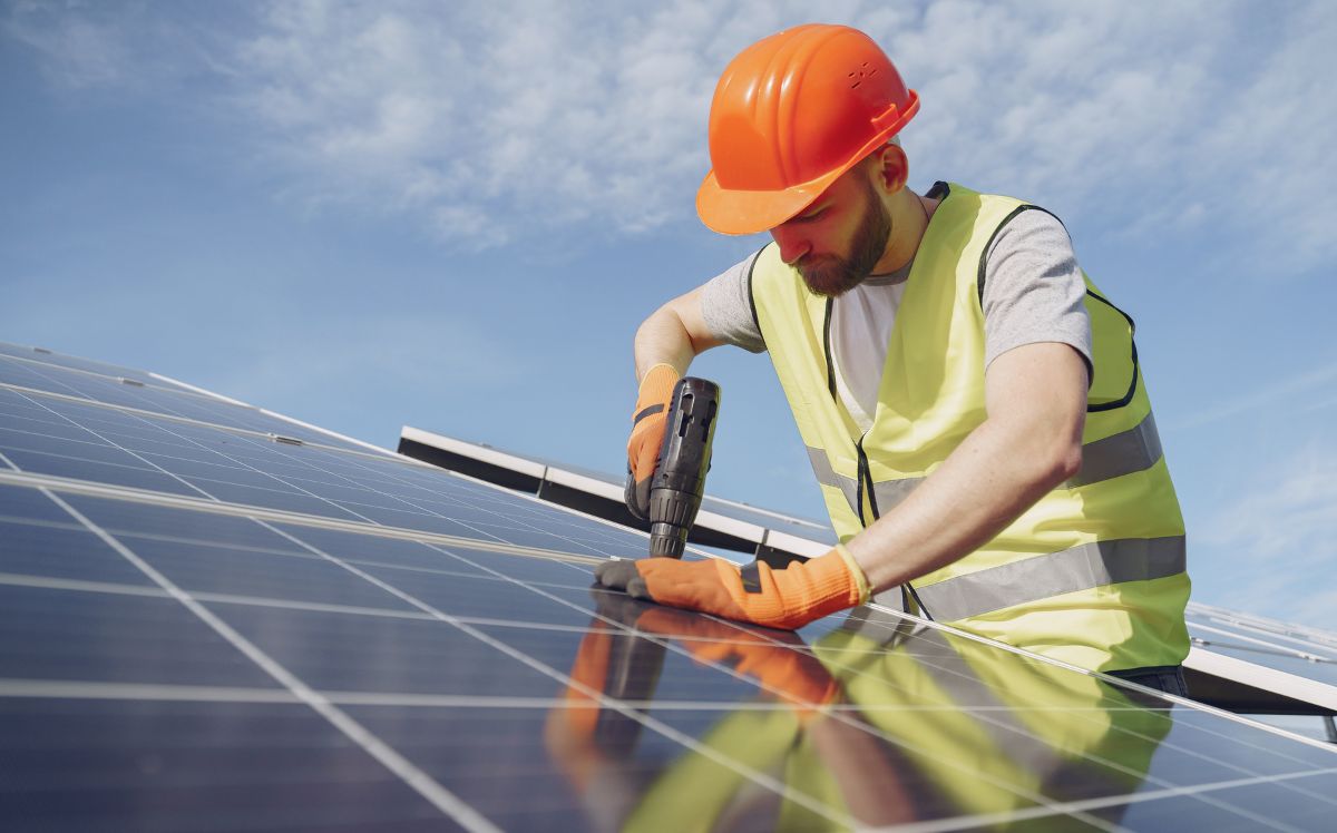 ¿Cómo reducir tu factura de luz con placas solares?